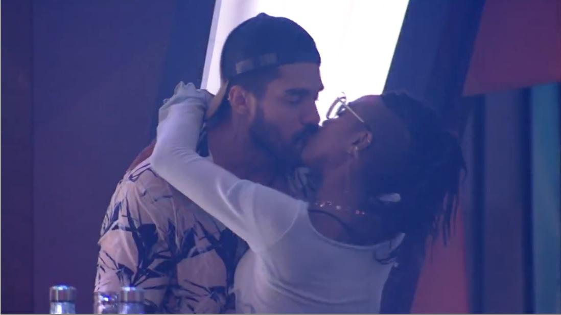 Karol Conká e Arcrebiano trocam beijos no final da Festa do Líder - Zoeira - Diário do Nordeste